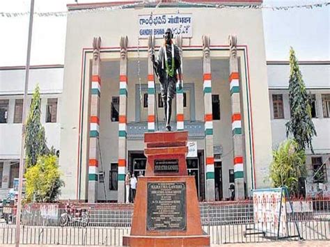 Dialogue War Between Revanth Reddy Uttam Kumar Reddy In Gandhi Bhavan