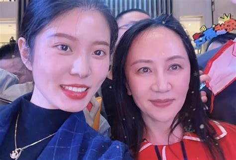 孟晚舟与美女网红合影，脸型大变瘦成锥子脸，引起网友热议孟晚舟任正非合影新浪新闻