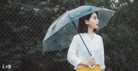 校園裏飄起了小雨一個美妙的姑娘打著雨傘向你走來很美 每日頭條