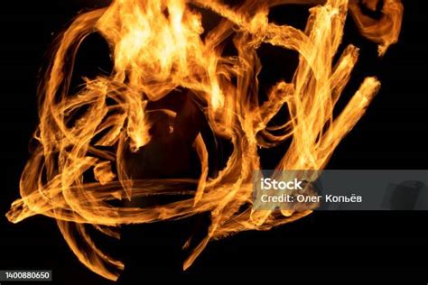 Garis Api Dengan Latar Belakang Hitam Api Dalam Gelap Foto Stok Unduh