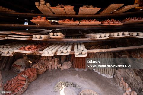 인도 시골의 공장에서 햇빛에 놓인 점토와 진흙으로 만든 전통 디야 0명에 대한 스톡 사진 및 기타 이미지 0명 Chhath