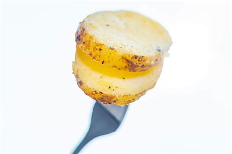 얇게 썬 구운 감자 흰색 배경에 포크에 감자 조각 근로자와 학사를위한 간단하고 빠른 퇴근 후 식사 저렴한 음식 0명에 대한 스톡 사진 및 기타 이미지 Istock