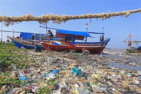 Pemerintah Targetkan Kurangi Sampah Plastik Hingga 70 Persen Pada 2025