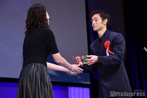 画像11 50 板谷由夏、美背中大胆披露 主演女優賞でサプライズに涙目＜第32回日本映画批評家大賞＞ モデルプレス