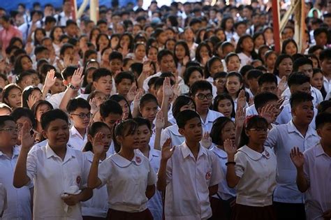 DepEd Replaces Nagdarasal In Panatang Makabayan With Nananalangin