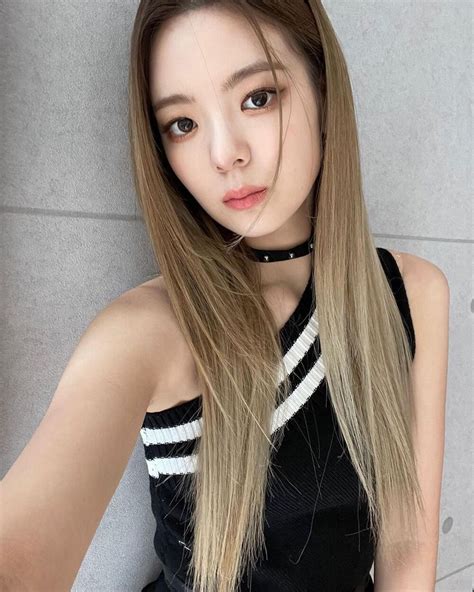 있지 리아 무표정셀카 걸그룹 연예인 짤티비 Jjtvkr