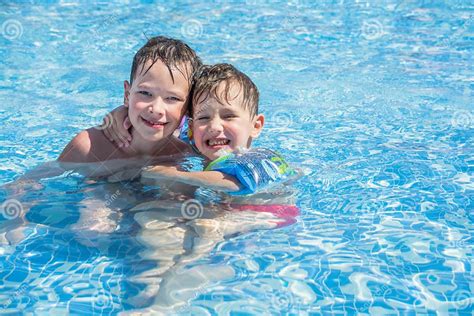 Älterer Bruder Und Schwimmen Des Jüngeren Bruders Im Im Freien Pool Der
