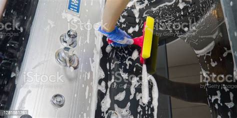 칼슘 퇴적물에서 샤워 증기 선실 청소 욕실에서 청소 걸레와 세제 세척 샤워 및 유리 장갑에 손 가볍게 두드리기에 대한 스톡 사진 및 기타 이미지 Istock