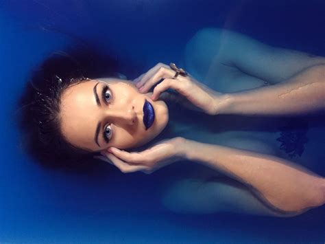 Фотосессия в ванной русалка синяя вода девушка в воде мокрая фотосессия