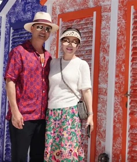 65岁吕良伟近况曝光，冻龄状态似青年，与第三任妻子结婚21年恩爱如初