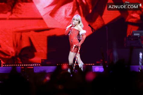 Sabrina Carpenters Sexy Performance At The Iheartradio Kiss 108 Jingle