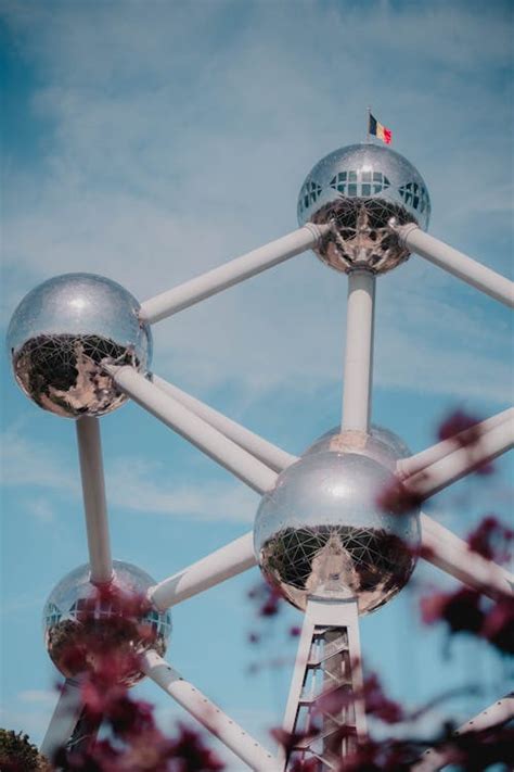 Bruxelles 강철 건물 건축 과학 관광 관광 명소 구 모양 구조 구체 금속 기하학 깃발 도시 도시 경관 도시의 디자인 랜드마크 문화적