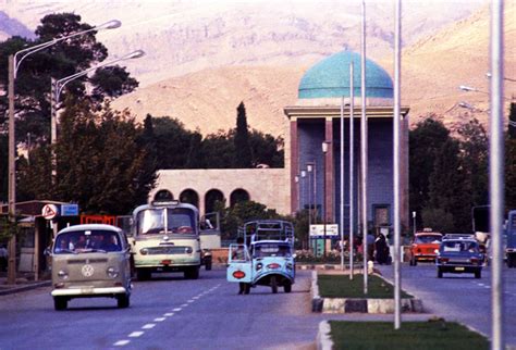 عکس خاص از آرامگاه سعدی با فولکس و بنز کجارو