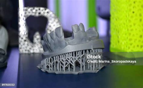 인간의 발 골격의 흰색 프로토 타입 어두운 표면에 3d 프린터에 인쇄 개념에 대한 스톡 사진 및 기타 이미지 개념 경관 계획 Istock