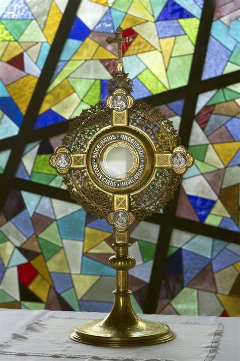 Adoración Eucarística En Coloridos Fondos De Paredes De La Iglesia En La Capilla Oración De