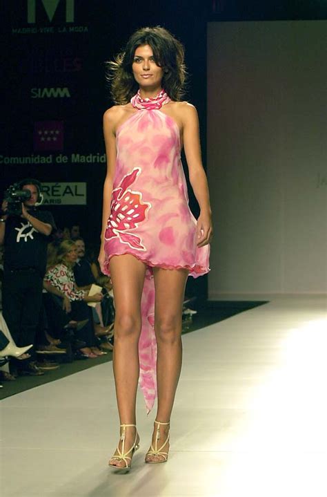María Reyes de miss España a cantante de pop rock Look