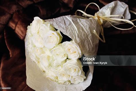 暗い背景にしわくちゃの紙の包み紙に白いバラの花束 くしゃくしゃのストックフォトや画像を多数ご用意 くしゃくしゃ カラー画像