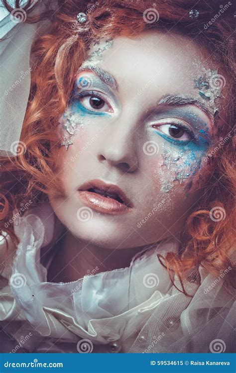 Portret Van Mooie Jonge Vrouw Met Zilveren Kerstmisballen Stock
