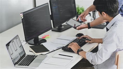 현대 사무실에서 컴퓨터와 태블릿으로 작업하는 프로그래머 사진 Unsplash의 태국 이미지