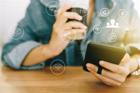 통신 Fintech 서명 아이콘과 연결 화면 흐림 카페 커피숍 배경 가진 스마트폰 금융 비즈니스 기술 자유 꿈 생활 인터넷 자유