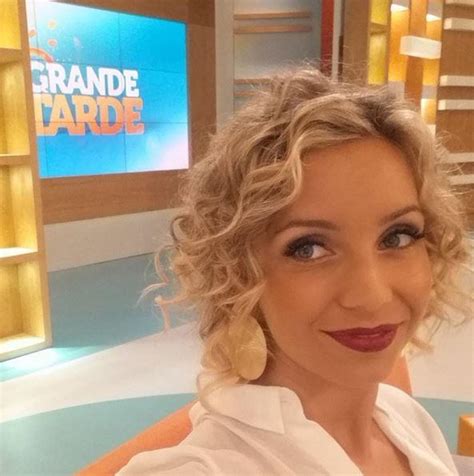 Grávida Luciana Abreu surge completamente nua na TV 7 Dias