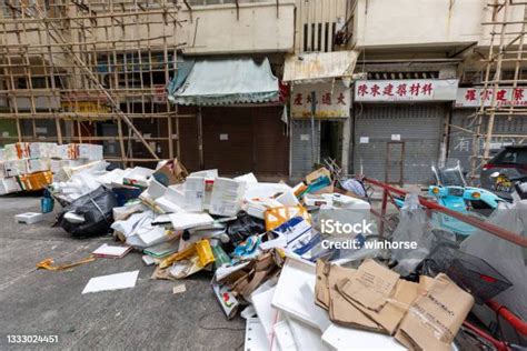 ปัญหาขยะที่ย่านที่อยู่อาศัยใน To Kwa Wan เกาลูน ฮ่องกง ภาพสต็อก ดาวน์
