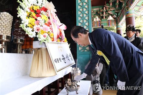 충무공 탄신 제478주년 기념행사에서 분향하는 한덕수 총리 연합뉴스