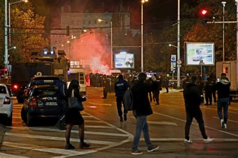 Без вина Мъж твърди че е нападнат от полицаи в нощта на протестите в