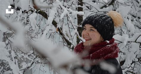 빨간 스카프와 검은 니트 모자를 쓴 여자가 낮에 흰 나무 근처에 서 있다 사진 Unsplash의 무료 회색 이미지