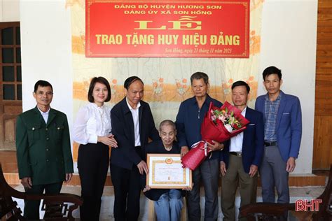 Trao Huy hiệu 70 năm tuổi Đảng cho đảng viên ở Hương Sơn Báo Hà Tĩnh Tin tức Hà Tĩnh mới