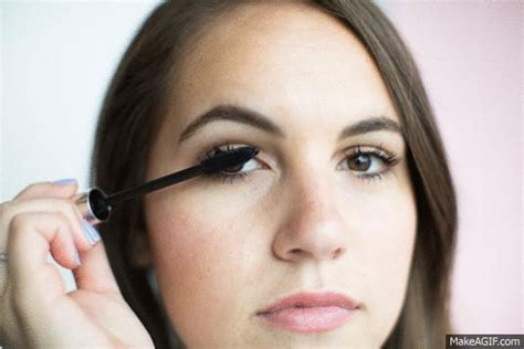 These 4 Weirdly Brilliant Mascara Tricks Will Transform Your Lashes