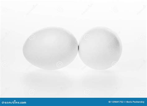 Dos Huevos Blancos En El Fondo Blanco Foto De Archivo Imagen De