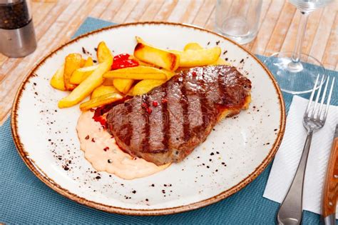 Imagem De Um Bife Grelhado E Batatas Fritas Imagem De Stock Imagem