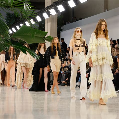 Qui Est Sana La Star De K Pop Qui A Créé Lhystérie Au Défilé Prada