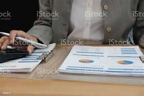 재정 고문 계산기를 사용 하 여 수익 및 예산 계산 회계사는 회계를 하 고입니다 회계 계산 만들기입니다 금융 및 경제 개념
