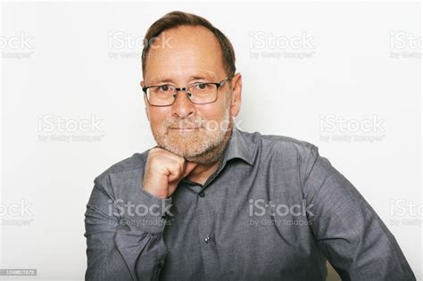 회색 셔츠와 안경을 쓰고 흰색 배경을 배경으로 찍은 중년 남성의 초상화를 클로즈업 40 49세에 대한 스톡 사진 및 기타 이미지