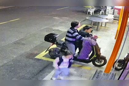浙江 女孩下车后急匆匆跑进店 哐当一声巨响撞上玻璃门