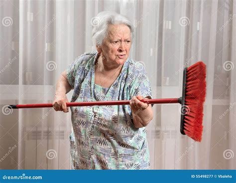 Donna Arrabbiata Anziana Che Minaccia Per Una Scopa Immagine Stock Immagine Di Grigio Vecchio