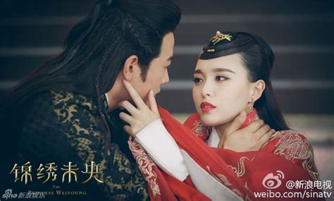 Lưu Diệc Phi Mặc Bikini Thổi Sáo Giữa Bể Bơi Lưu Diệc Phi Mặc Bikini Thổi Sáo Giữa Bể Bơi