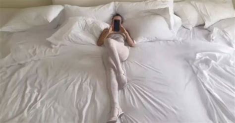 Kanye West compartilha vídeo provocativo da esposa Bianca Censori na cama e chama atenção pelo