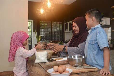 말레이시아 무슬림 가족은 이드fitr 축 하 동안 집에서 전통 요리를 준비 30 39세에 대한 스톡 사진 및 기타 이미지