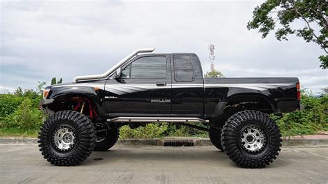 อีกสักคันกับ Toyota Ln111 คันนี้วางคาน แหนบหน้า หลัง ขุมพลัง 1kz ยาง 37