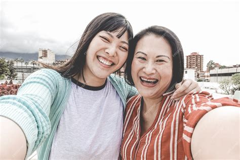 Premium Photo Happy Asian Mother And Daughter Taking Selfie Portrait