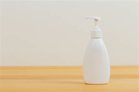 나무 테이블과 밝은 배경에 집 청소 제품 플라스틱 용기를 청소 가정용 화학 물질 가사 집안일에 대한 스톡 사진 및 기타 이미지