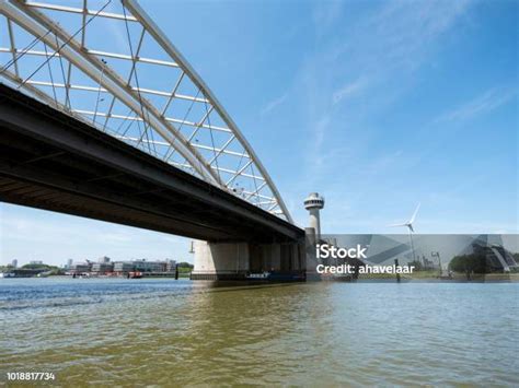 반 Brienenoordbrug 네덜란드 로테르 담의 도시에서 교통 체증에 대 한 유명한 아래 0명에 대한 스톡 사진 및 기타