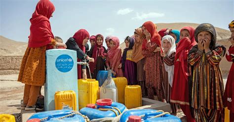 یونیسف می‌گوید بیشترین آسیب کم‌آبی در افغانستان به زنان و دختران می‌رسد افغانستان اینترنشنال