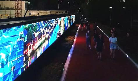 运河畔首条夜光跑道投用