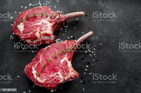 원시 쇠고기 스테이크 향신료와 쇠고기 토마호크 돌 배경에 백리향 텍스트에 대한 복사 공간 갈비 스테이크에 대한 스톡 사진 및