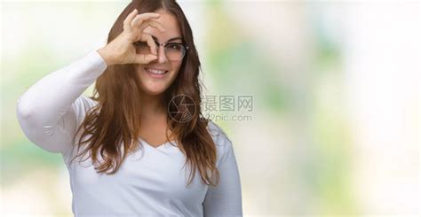 美丽加上体型的年轻姑娘身处孤立的背景手微笑高清图片下载 正版图片503679569 摄图网