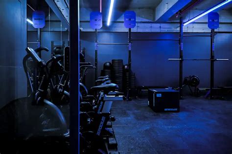 사이버틱한 블루 컬러 포인트 모던 인더스트리얼 148평 피트니스 센터 인테리어 아산 용화동